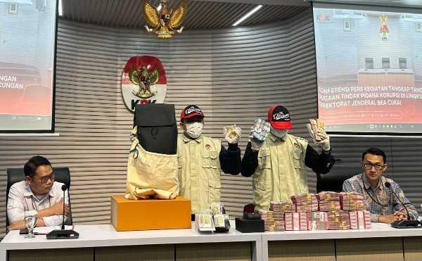 Analis Minta KPK Transparan soal Pendalaman Forwarder Selain Blue Ray